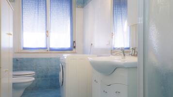 Apartamento, 2 quartos | Casa de banho | Um polibã, um chuveiro fixo, um bidé