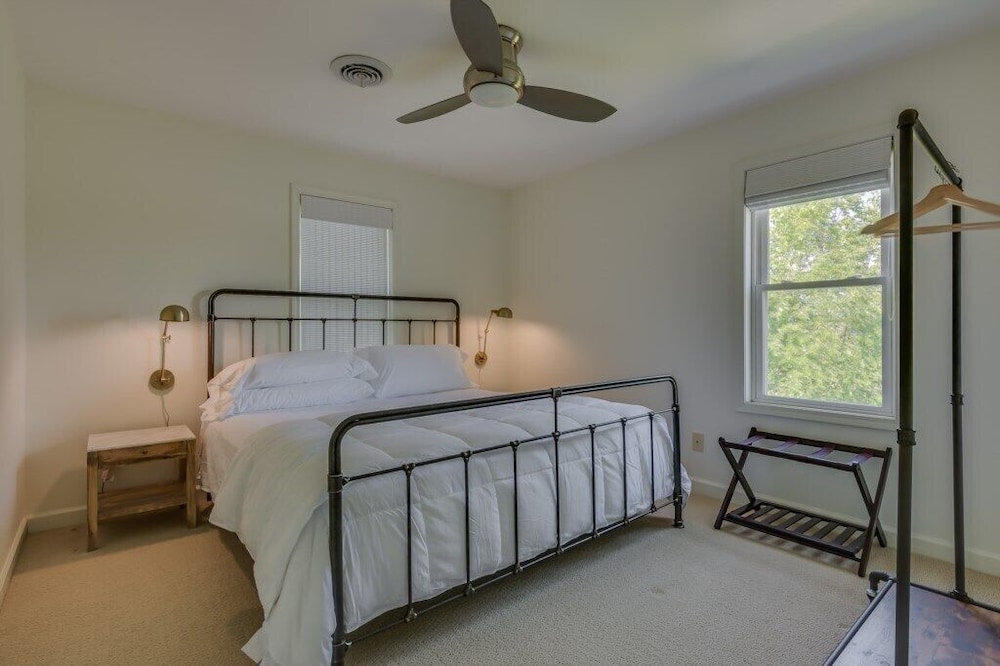 Journeyman Distillery Farmhouse In Three Oaks! Three Night Summer Minimum! - Three Oaks, MI
