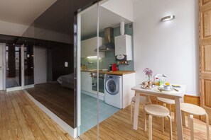 Estúdio Design, Vista para a cidade | Cozinha privada | Um frigorífico, um micro-ondas, um forno, uma placa de cozinha 