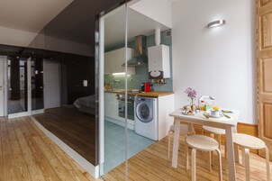 Estúdio Design, Vista para a cidade | Cozinha privada | Um frigorífico, um micro-ondas, um forno, uma placa de cozinha 