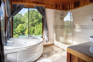 Quarto Quádruplo Deluxe, banheira de hidromassagem grande | Casa de banho | Um polibã, um secador de cabelo, toalhas fornecidas, papel higiénico