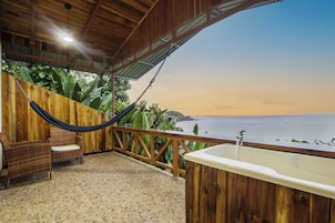 Quarto Deluxe, banheira de hidromassagem grande, vista para o oceano | Varanda