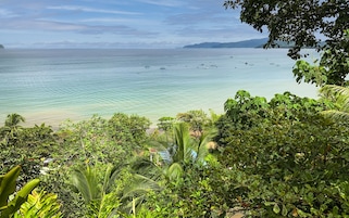 Vista para praia/oceano