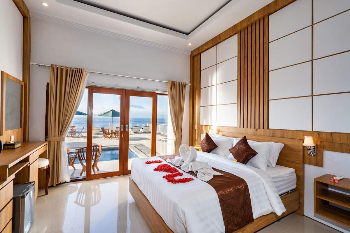 Minibar, secretária, roupa de cama fornecida