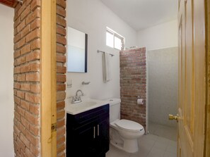 Quarto Duplo, 2 camas de casal | Casa de banho | Um polibã, toalhas fornecidas, sabão, champô