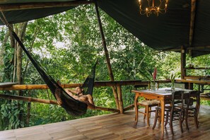 Casa na Árvore Deluxe, vista para a colina | Terraço/pátio interior