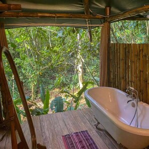 Casa na Árvore Superior, banheira, vista para a colina | Casa de banho | Um polibã, artigos de higiene pessoal grátis, um secador de cabelo 