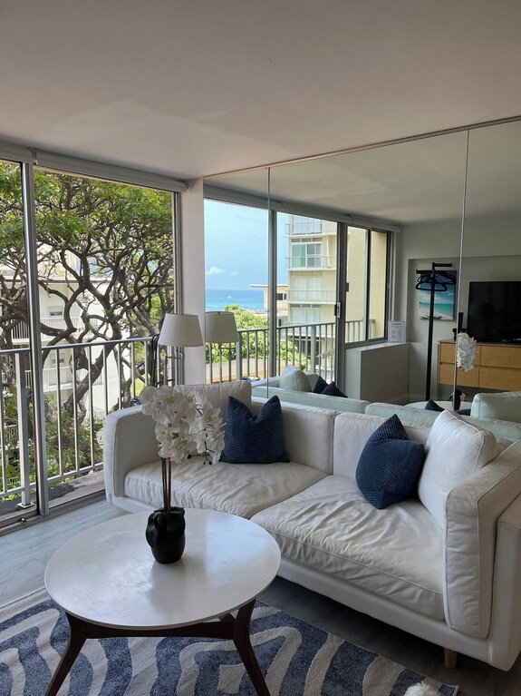 Oceanfront Property Diamond Head Beach Hotel Unit 704 - Kuilei Cliffs Beach Park