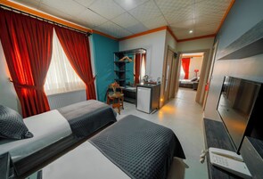 Suite Comfort | Cofre no quarto, cortinas/cortinados opacos, ferro/tábua de engomar 