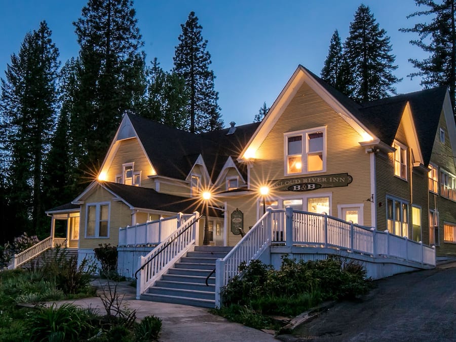 Fachada do alojamento (tarde/noite)