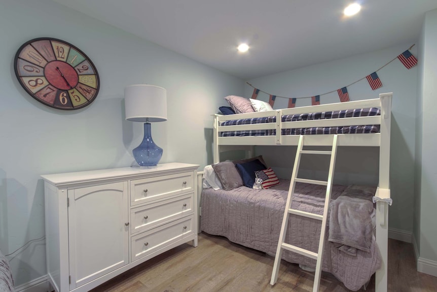 季節限定のプールとドックスリップを備えたレイクフロント2ベッドルームコンドミニアム - マッコール, ID