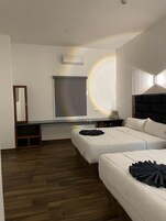 Double 2 King Beds | Cofres nos quartos, escrivaninha, espaço de trabalho para notebook