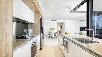 Apartamento, 3 quartos (Residence) | Cozinha privada | Um frigorífico/congelador grande, um micro-ondas, um forno
