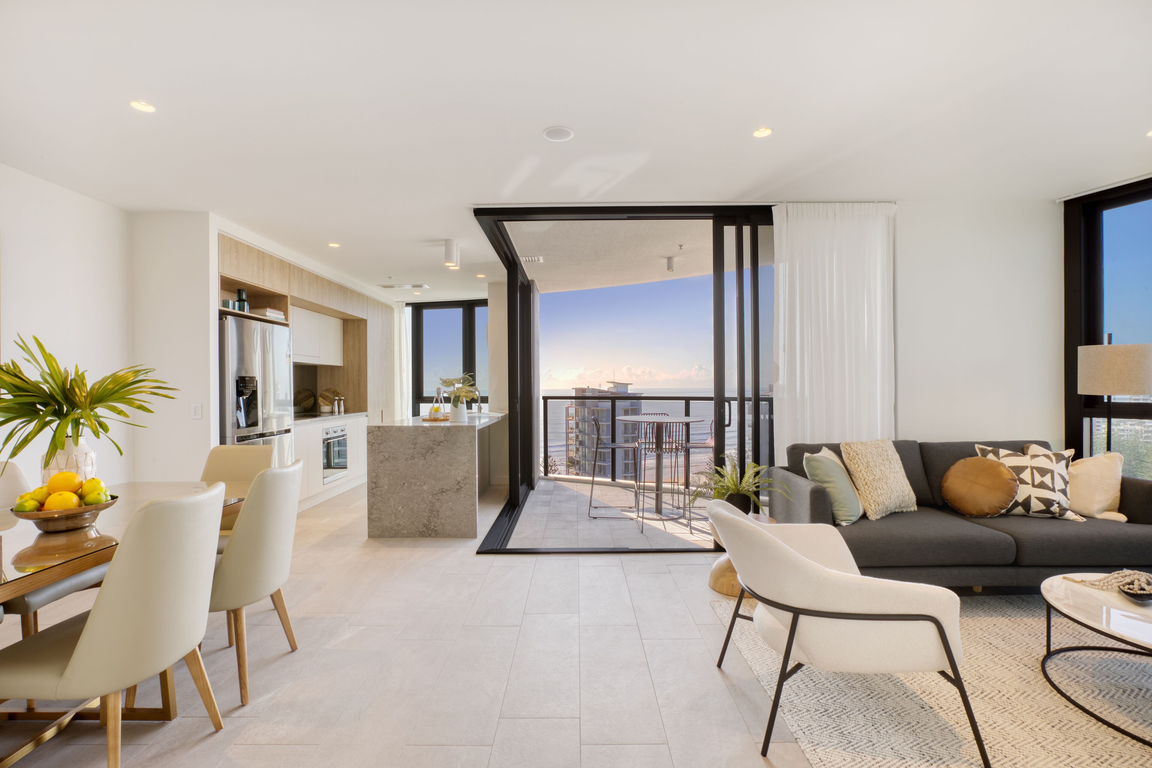 Apartamento, 3 quartos (Residence) | Área de estar | TV de tela plana 55 polegadas com canais digitais, TV