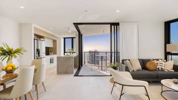 Apartamento, 3 quartos (Residence) | Área de estar | TV de tela plana 55 polegadas com canais digitais, TV
