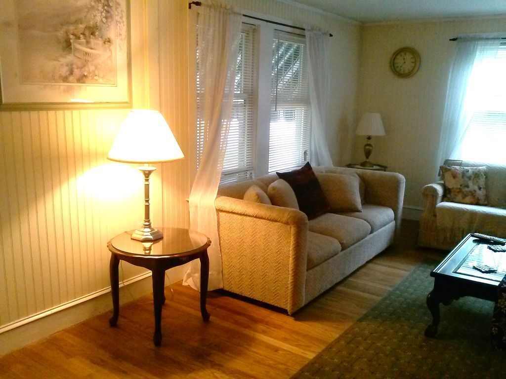 Charming Relaxing Home - Walk To Downtown Main St, Harbor, Restaurants & More.. - Cape Cod, MA