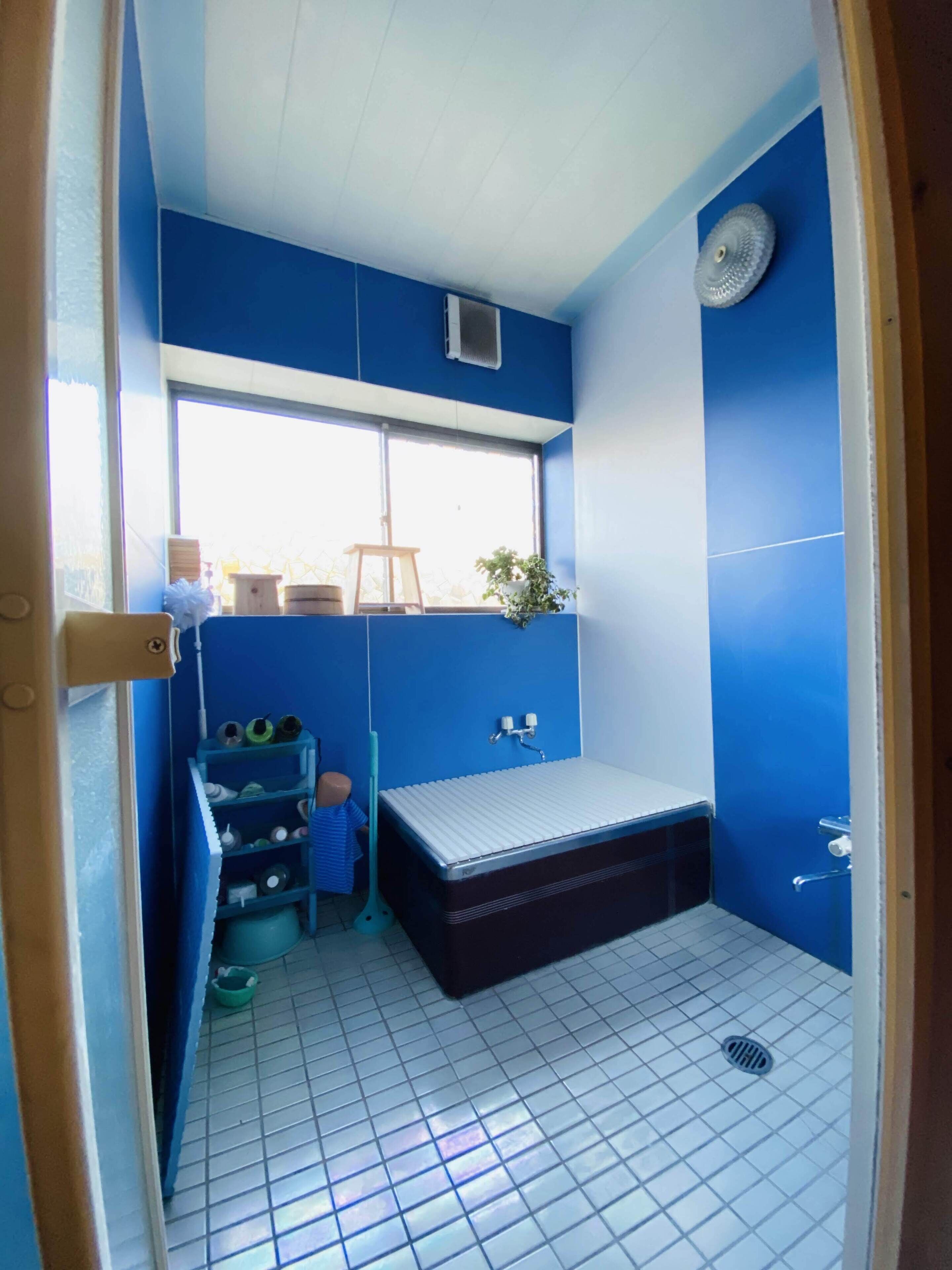 Uma combinação polibã/banheira, artigos de higiene pessoal grátis 