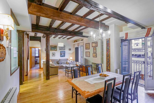 Spacious Apartment In The Old Town - Donostia-San Sebastian
