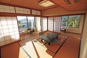 Quarto luxo (Japanese Style for 4 Guests) | Cofres nos quartos, ferros/tábuas de passar roupa