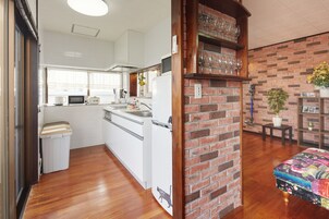 Apartamento (Private Vacation, 3F) | Cozinha privada | Um frigorífico, um micro-ondas, uma placa de cozinha 