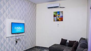 Apartamento de Luxo | Sala | Televisor de ecrã plano de 32 polegadas com canais via satélite