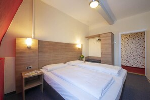 Quarto casal standard, banheiro compartilhado | Roupas de cama antialérgicas, cofres nos quartos, escrivaninha