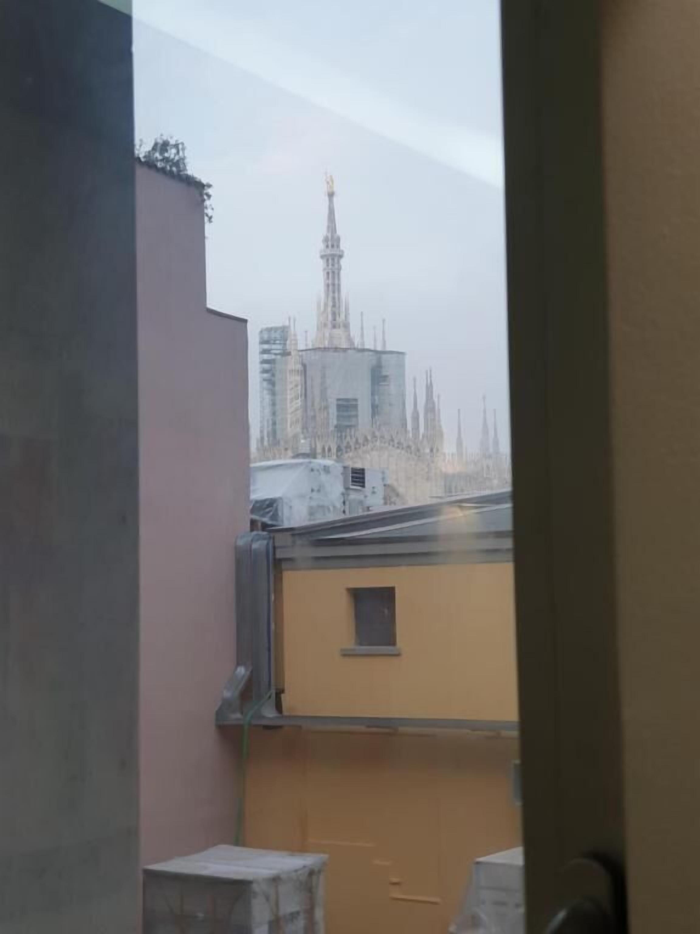 Vista de um edifício com uma torre e torres imponentes, provavelmente um marco histórico ou importante.