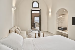 Suíte, banheira de hidromassagem, vista para o mar | 1 quarto, cofres nos quartos, escrivaninha, quartos à prova de som