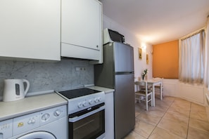 Apartamento, 1 quarto | Cozinha privada | Um frigorífico, um micro-ondas, um forno, uma placa de cozinha