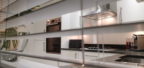 Apartamento | Cozinha privada | Um frigorífico, um micro-ondas, um forno, uma placa de cozinha 