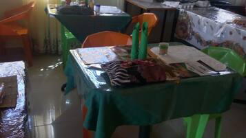 Café da manhã, almoço e jantar; culinária local