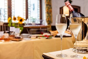 Pequeno-almoço tipo buffet diário mediante uma taxa 