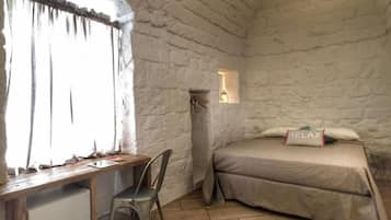 Quarto Duplo ou Twin Design | Com decoração personalizada, com mobília individualizada, secretária