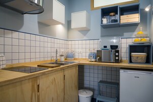 Minifrigorífico, um micro-ondas, uma máquina de café expresso 