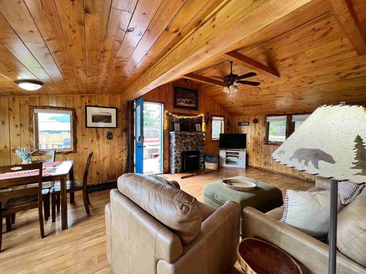 Historic 1br Downtown Cabin With Hot Tub And Views - 