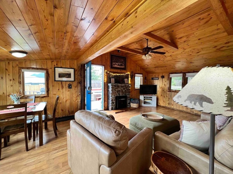 Historic 1br Downtown Cabin With Hot Tub And Views -