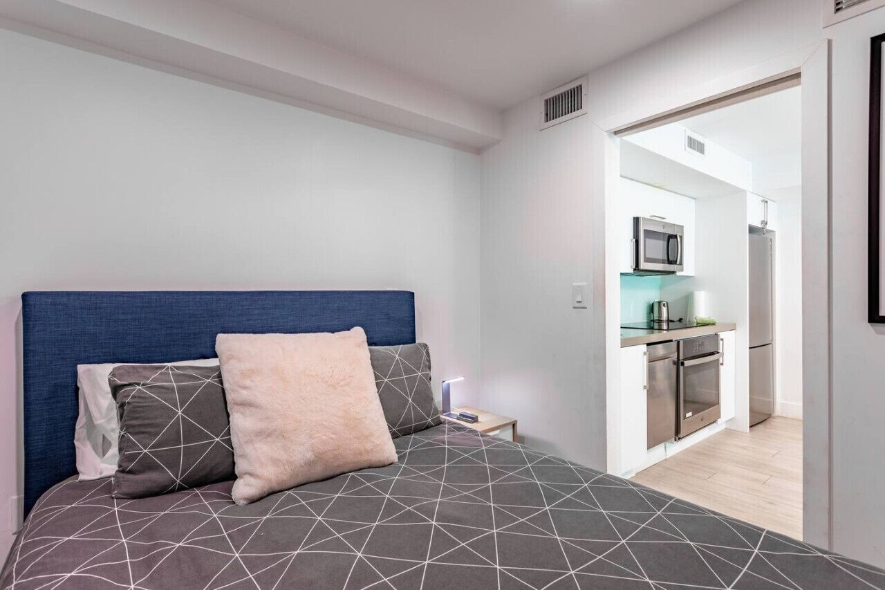 Lux 2-bedroom W/ Parking  6 Blocks From Lincoln Rd - Miami Beach, FL