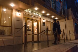 Fachada da propriedade à noite