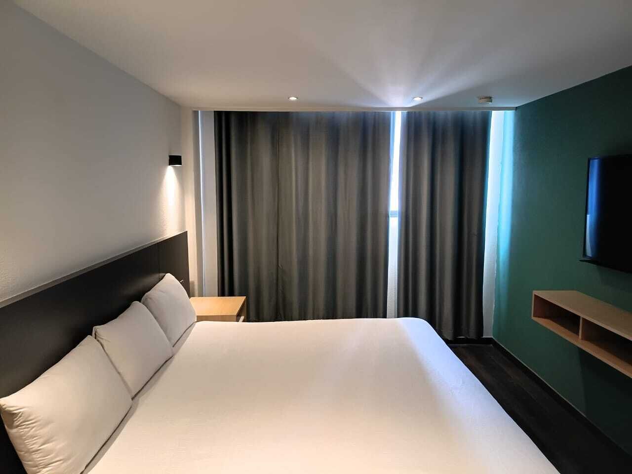 Quarto Premium | Cofre no quarto, secretária 