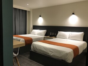 Quarto Duplo Premium | Cofre no quarto, secretária 