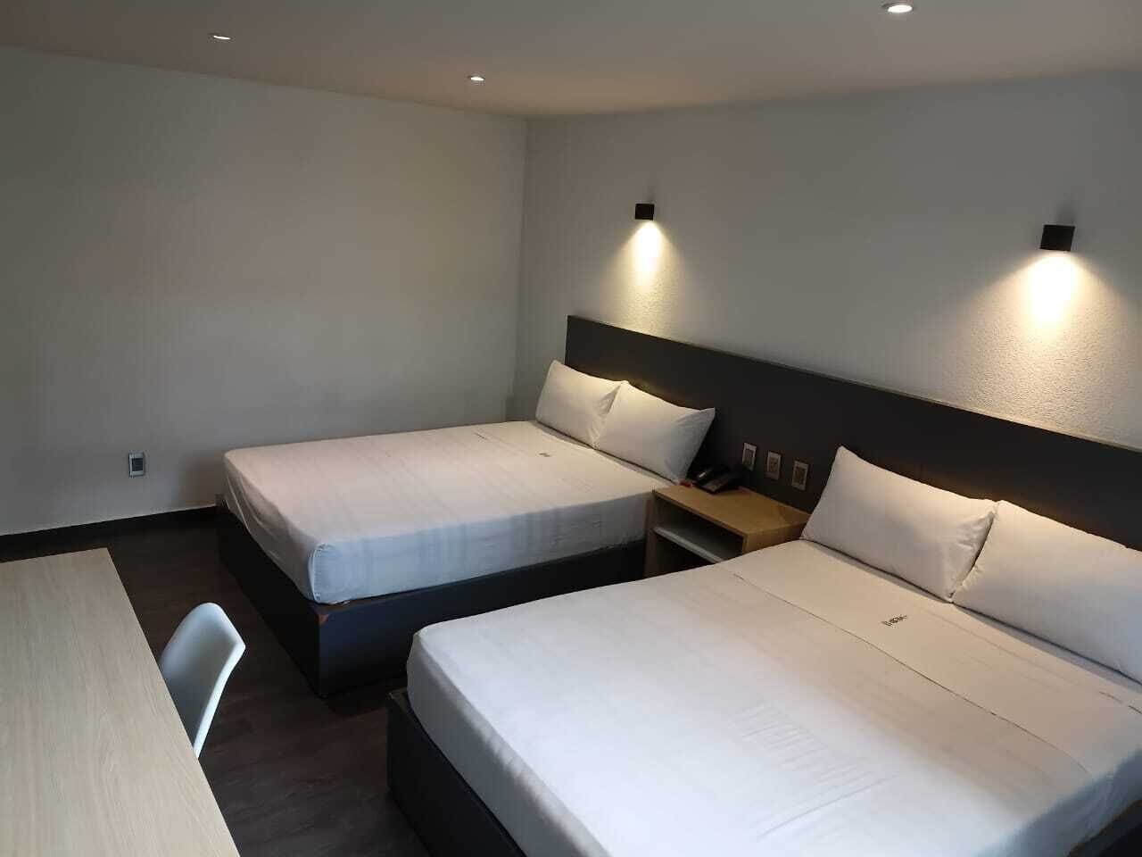 Quarto Duplo Premium | Cofre no quarto, secretária 