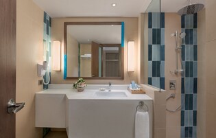 Chuveiro, chuveiro com efeito de chuva, produtos de toalete grátis 