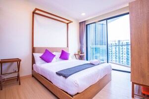 Estúdio luxo, sacada | Individualmente mobiliados, escrivaninha