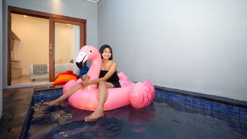 6 piscinas interiores, piscina exterior