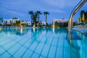 Piscina exterior sazonal, da(s) 7:00 à(s) 21:00, espreguiçadeiras 