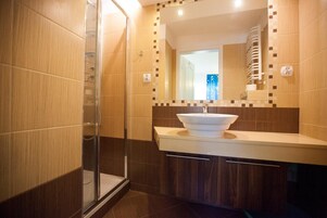 Apartamento clássico | Banheiro | Chuveiro, secador de cabelo