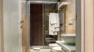 Quarto casal | Banheiro | Chuveiro, produtos de toalete grátis, secador de cabelo, chinelos