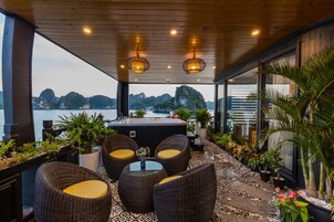 Banheira de hidromassagem interior