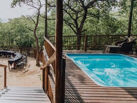 Piscina externa, espreguiçadeiras