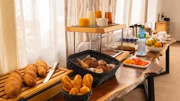 Café da manhã, almoço e jantar; local e internacional